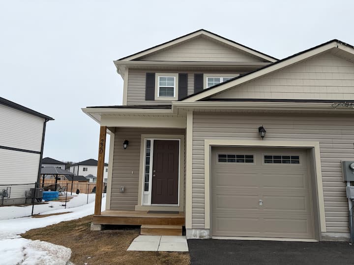 Daffodil House In Muskoka - Gravenhurst