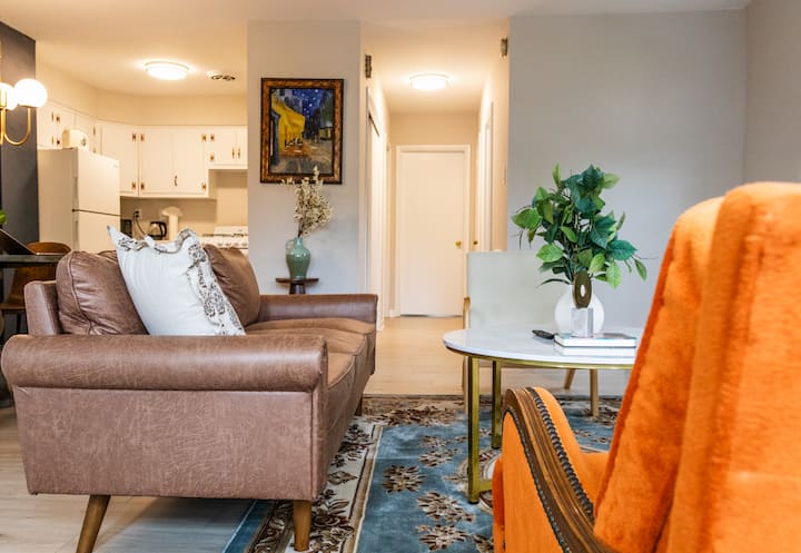 Artful Calm + Near Downtown + Balcony & Parking - Chestnut Hill, PA