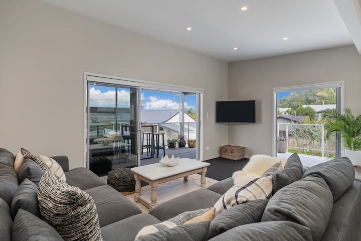 Wharf Landing: Harbour Views & Walk To Town - Coromandel