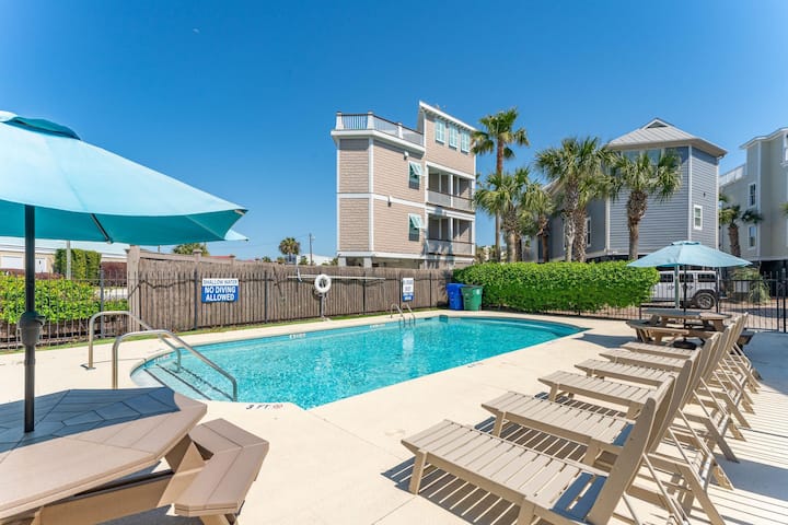 Pool, Ocean View, Beach/shops Nearby! - Isle of Palms, SC