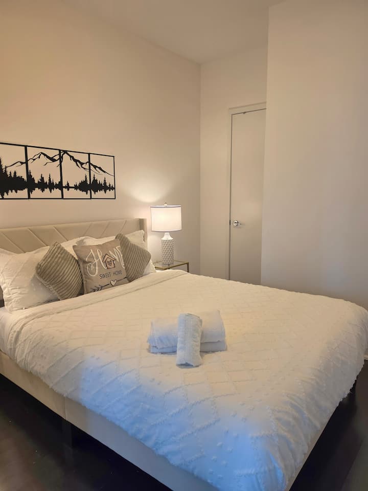 Executive Suite In Downtown Toronto|balcony|pool - Toronto