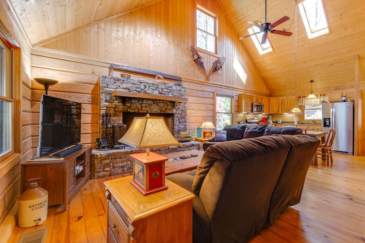 5 Mi To 9-hole Golf! Creekside Sapphire Escape - Sapphire, NC