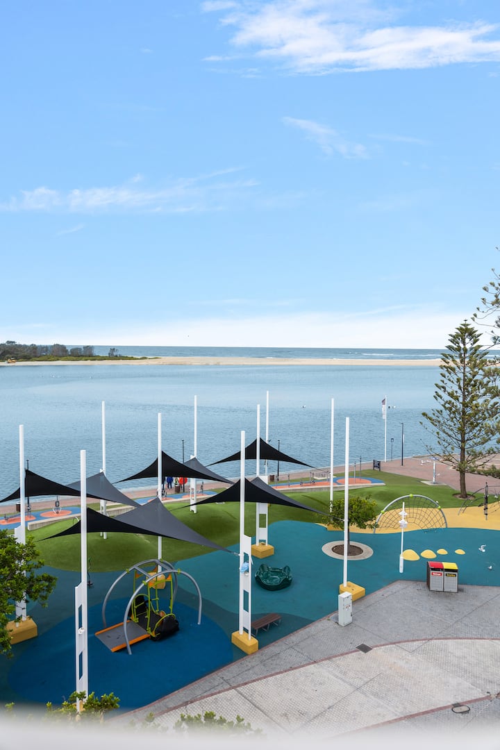 Lakeside Retreat | Stunning Views & Modern Comfort - The Entrance