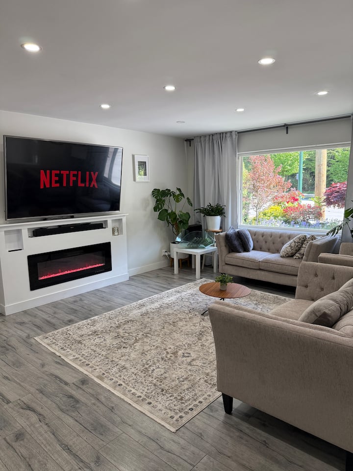 Beautifully Renovated 3br Retreat W/ Scenic Views - Cypress Mountain, BC