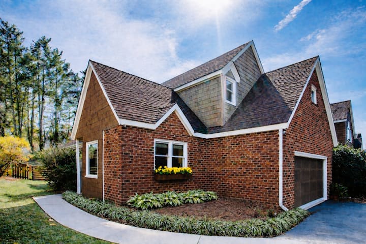 Downtown Hickory Hub | Stylish | Walkable | Patio - Hickory, NC