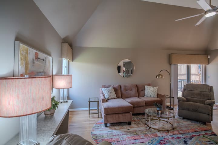 Downtown Hickory Hub | Stylish | Walkable | Patio - Hickory, NC