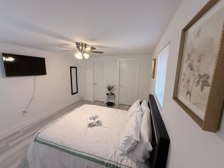 Modern Cozy Retreat - Tampa, FL