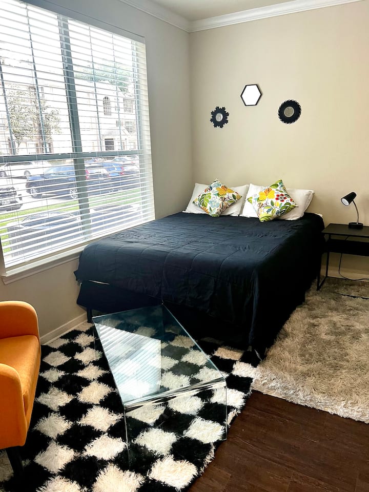 Modern Comfort Getaway W/ Chic Design + Workspace - The Woodlands, TX