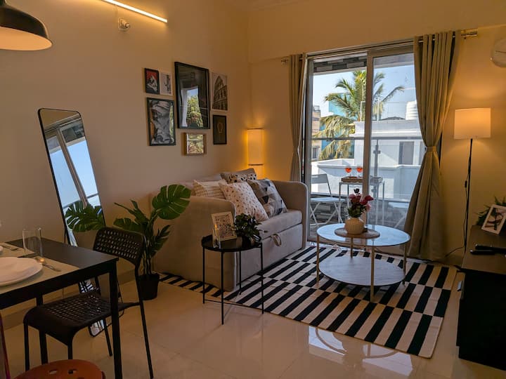 Monochrome303|luxe1bhk|55tv| Kingbed|wi-fi|kitchen - Pune