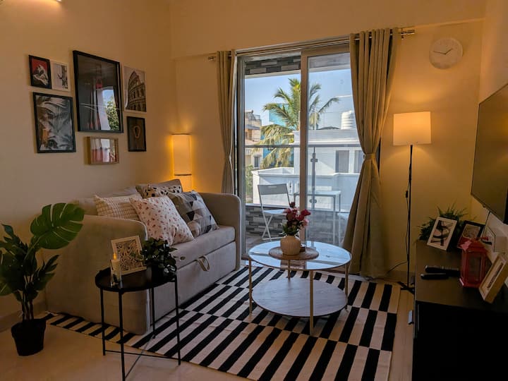 Monochrome303|luxe1bhk|55tv| Kingbed|wi-fi|kitchen - Pune