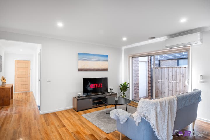 Contemporary 4br2ba House In Point Cook With Study - Point Cook