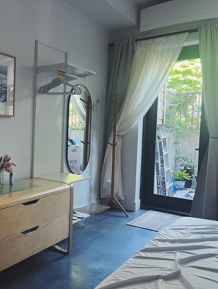 Private Garden Suite Near Commercial Dr - Vancouver