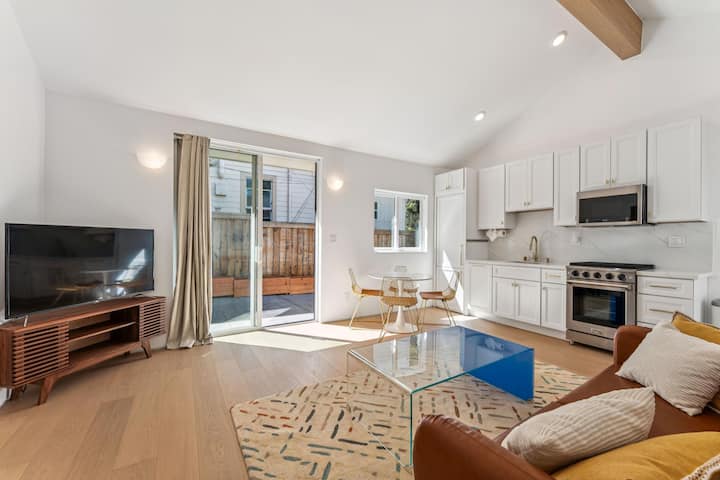 Modern Cottage, Vaulted Ceiling & Private Patio - Emeryville, CA
