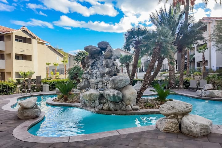 Urban 2br Condo Retreat W/ Pool - Near The Strip! - Las Vegas, NV