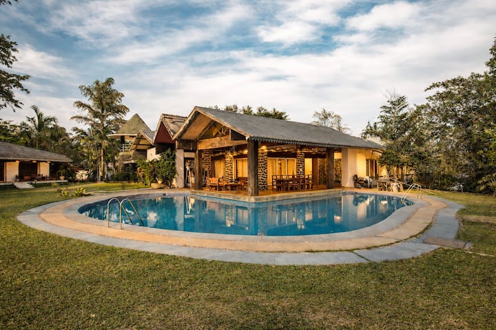 8bhk | Pool, Bar & Lake Views | Weddings & Events - Lonavla