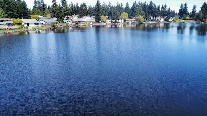 Lakeside Retreat, With A Deck, Sleeps 5 - Federal Way, WA