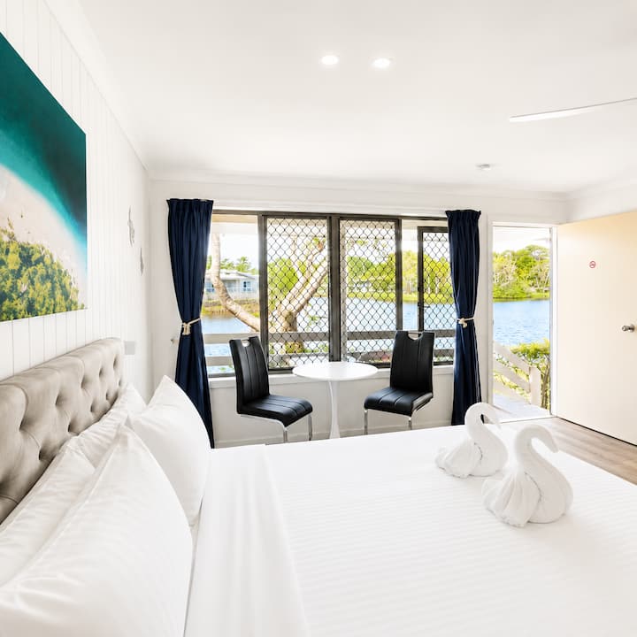 Boutique Lakefront Cabin
:Private Deck &Lakeview - Hervey Bay