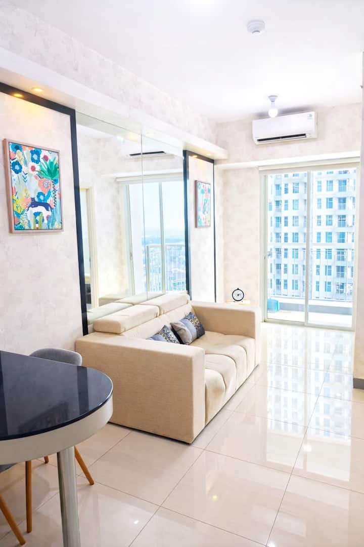 Connected To Mall - Modern 2br Cozy Stay -Freewifi - Surabaya