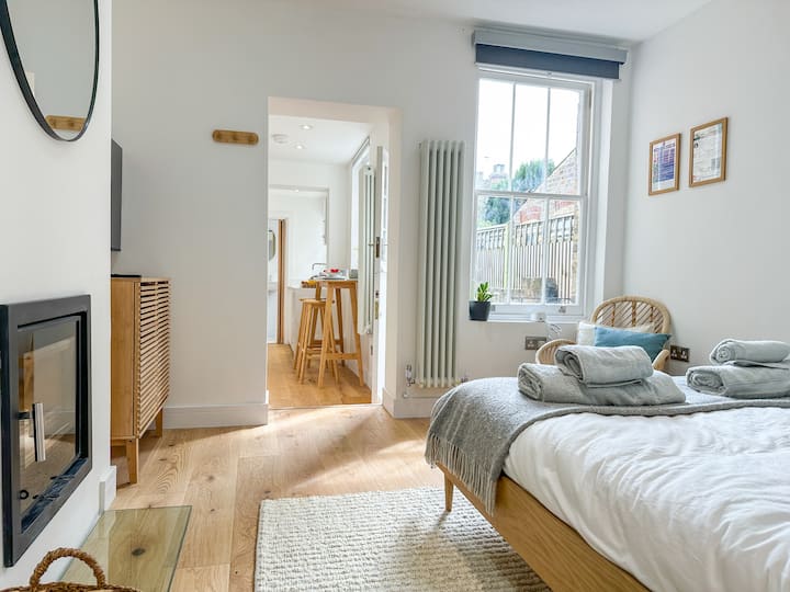 Camellia Studio | City Centre | Private Parking - Canterbury