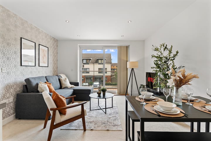 Nordic Reading Retreat | Stylish Stay + Balcony - Select Car Leasing Stadium