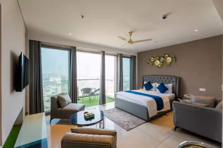 Skyline Studio With Infinity Pool, Balcony & Gym - グルガーオン