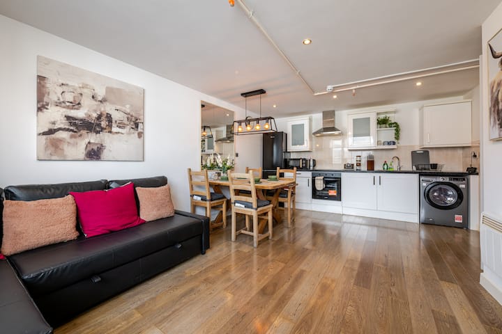 Group-friendly Flat |3 Beds + Sofa Bed|parking - Andover