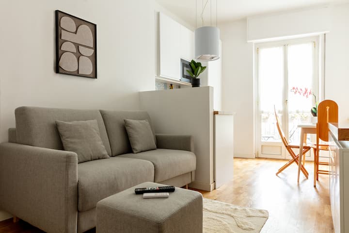 Casa Luminosa Di Design + Balconi Vicino La Metro - Milaan