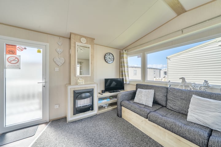 Sleeps 8 - Communal Spa Access - Parking - Rhyl