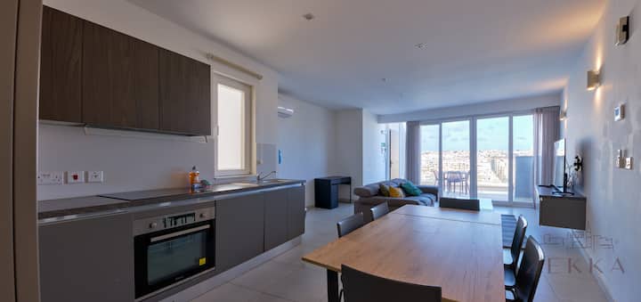 Large 3br Flat W/ Exceptional Marina Views - Valletta