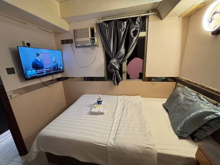 步行5分鐘到高鐵站，对面就是廟街 - Hong Kong