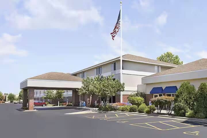 Super 8 Beltline King Studio W/breakfast & Pool - Madison, WI