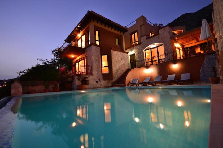 Kızıltaş Mevkiinde Deniz Manzaralı 8 Kişilik Villa - Kalkan