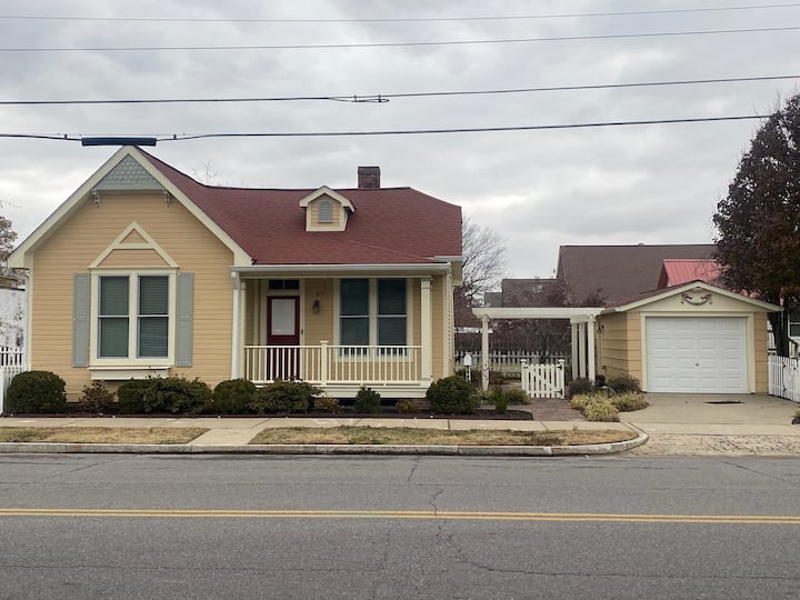 Little White Pickett Fence / 813 Harrison Street - Paducah, KY