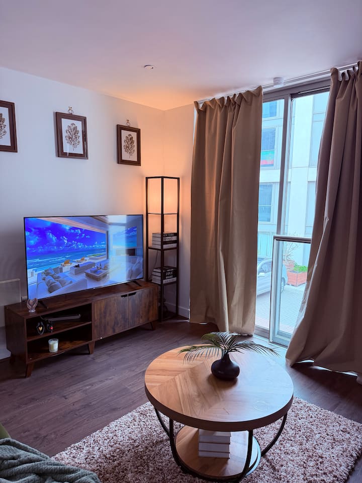 One Bedroom Flat In Mailbox With Free Parking -
