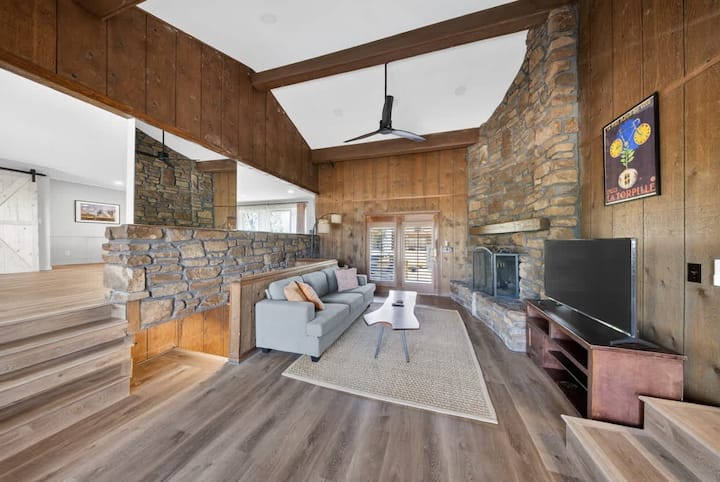 Mid-century 3br | Sleeps 10 | Chef's Kitchen & Bik - Rogers, AR