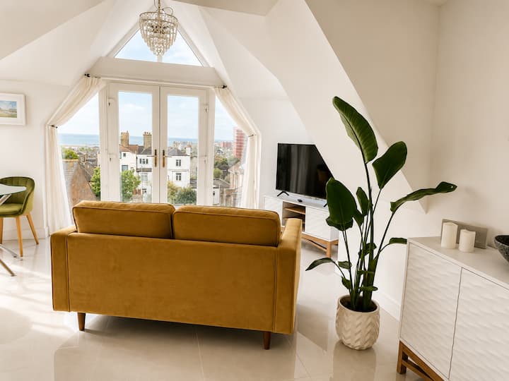Coastal View: A Stylish Penthouse Seaside Retreat - Broadstairs