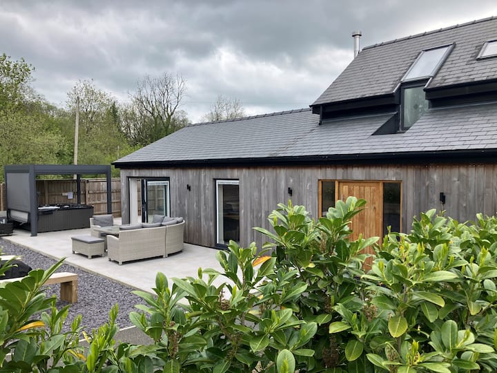 Luxury Barn Conversion - Hot Tub, Log Burner & Ev - Carmarthen