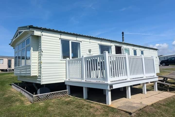 Cabin Sleeps 8 - Pools, Parking, Pets - Weymouth