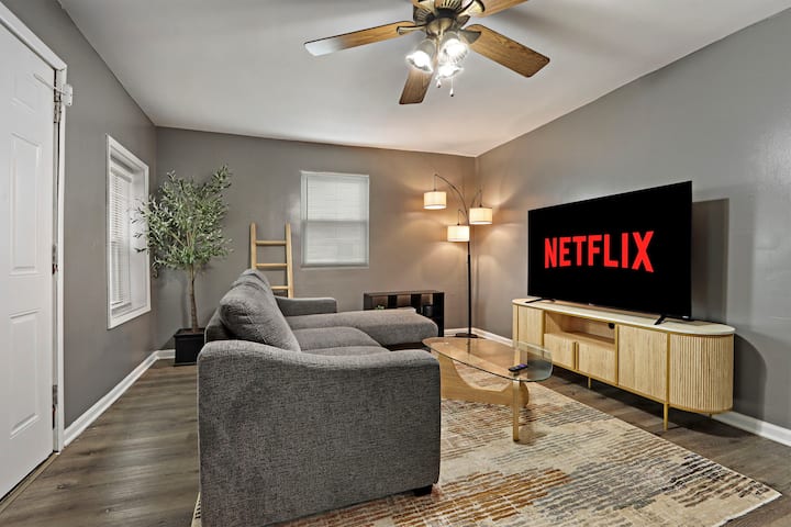 Navy Base Stay - 4 Queen Beds | 2 Bath | Waukegan - Waukegan, IL