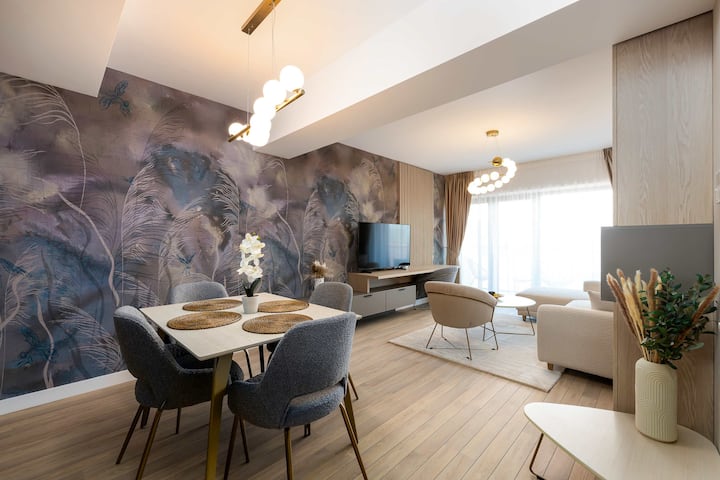 Urban Poise Retreat - 1br With Balcony & Parking - Romania