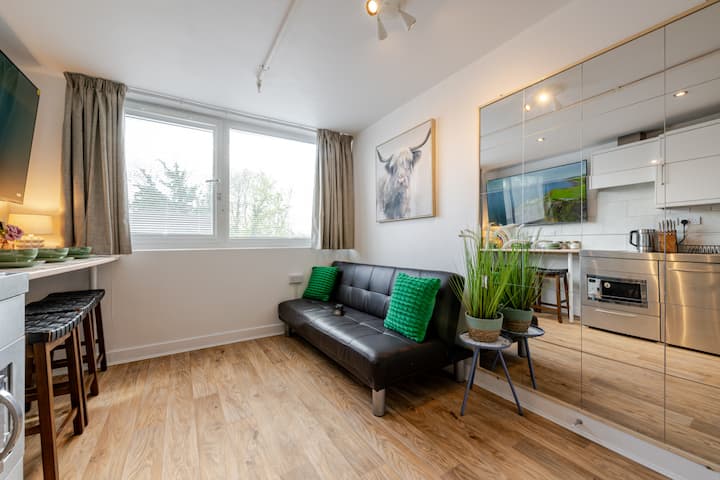 Stylish 1br Flat | 65” Tv | Andover Town Centre - Andover, KS