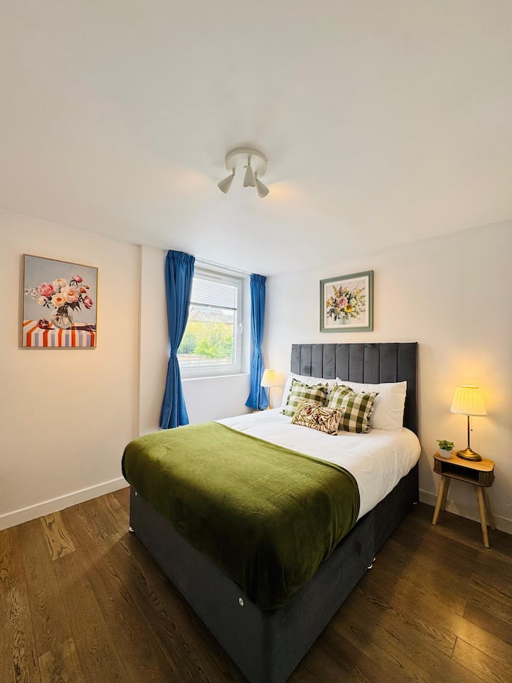 Stylish 1br Flat | 65” Tv | Andover High Street - Wiltshire