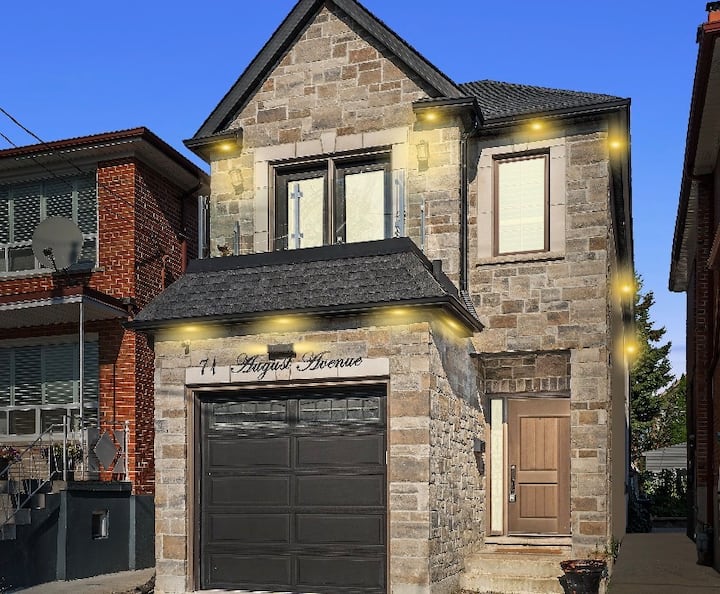 Cozy Custom Built House, 25 Minutes To Downtown - Toronto