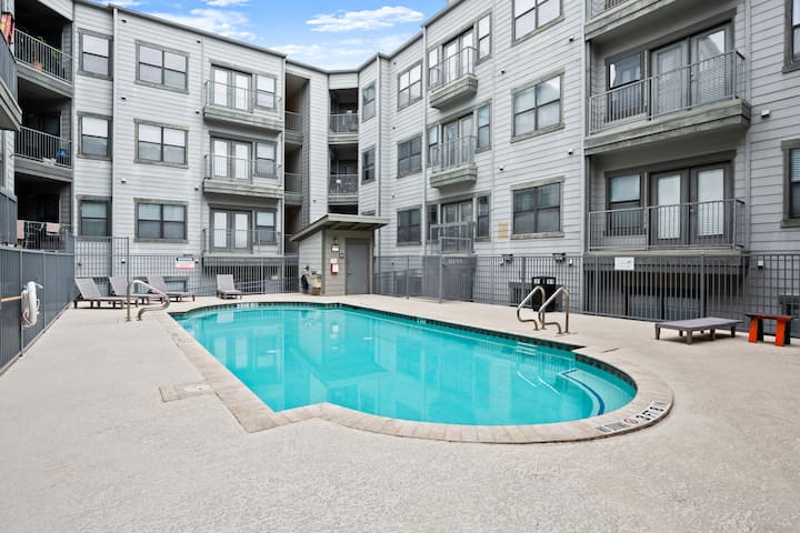 Spacious 4br + Loft City Retreat W Pool Workspace - Austin, TX