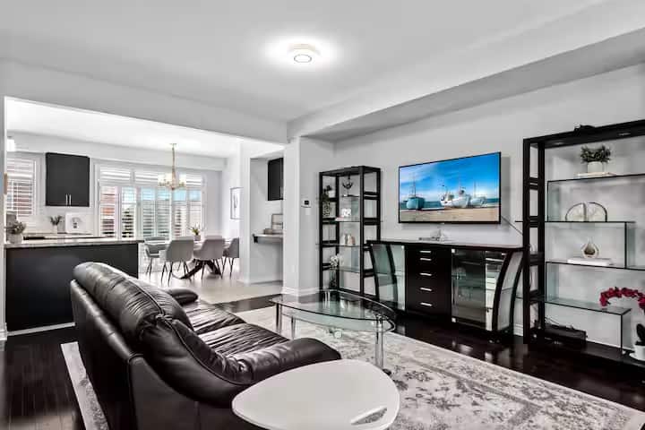 4br Home | Mins To Vaughan Mills & Wonderland - Vaughan