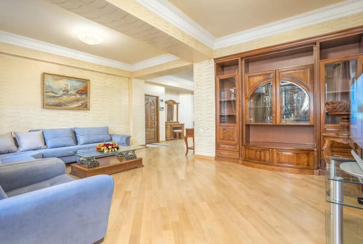 Spacious 3 Bedroom+2bathroom Apt In City Center - Yerevan