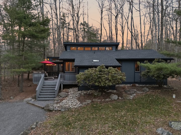 Screened Sunroom • Fireplace • Lake Naomi Club - Pocono Lake