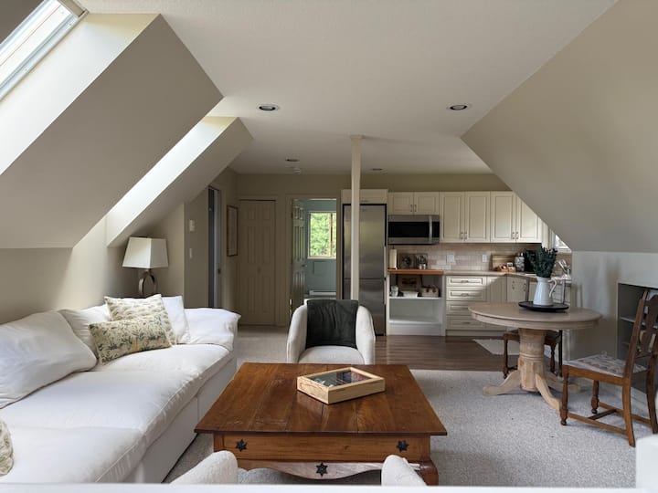 Private Loft Retreat • Walk To Beach & Town - Parksville