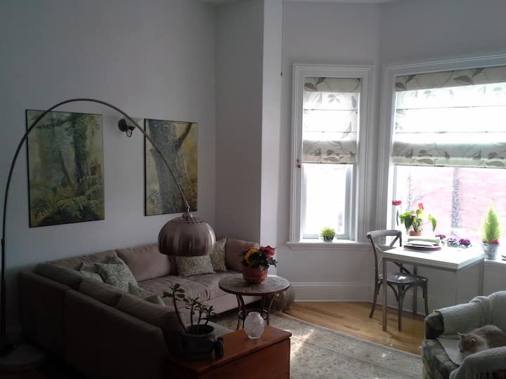 Spacious 2bdr Apartment With Private Deck - London