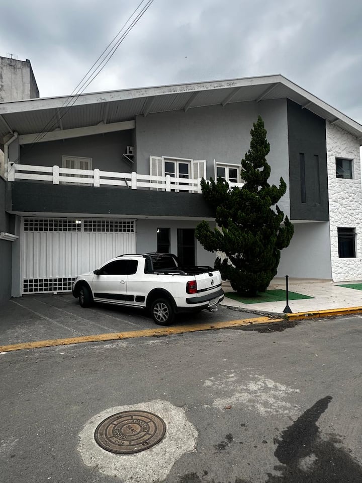 Casa Espaçosa E Completa No Centro De Aparecida - Aparecida